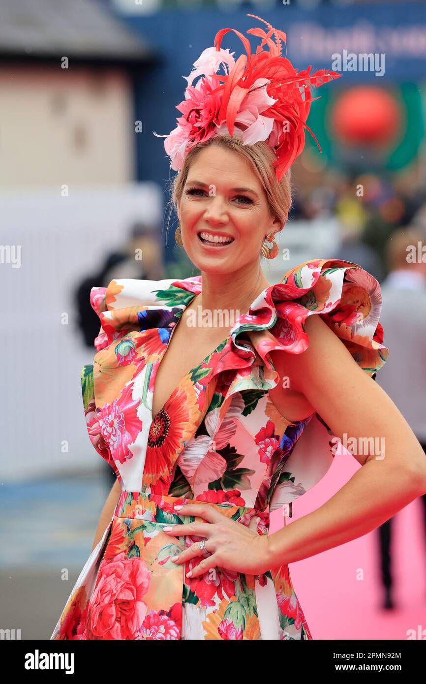 Charlotte Hawking von ITV Sport CodresUp for Ladies Day während des Randox Grand National ...