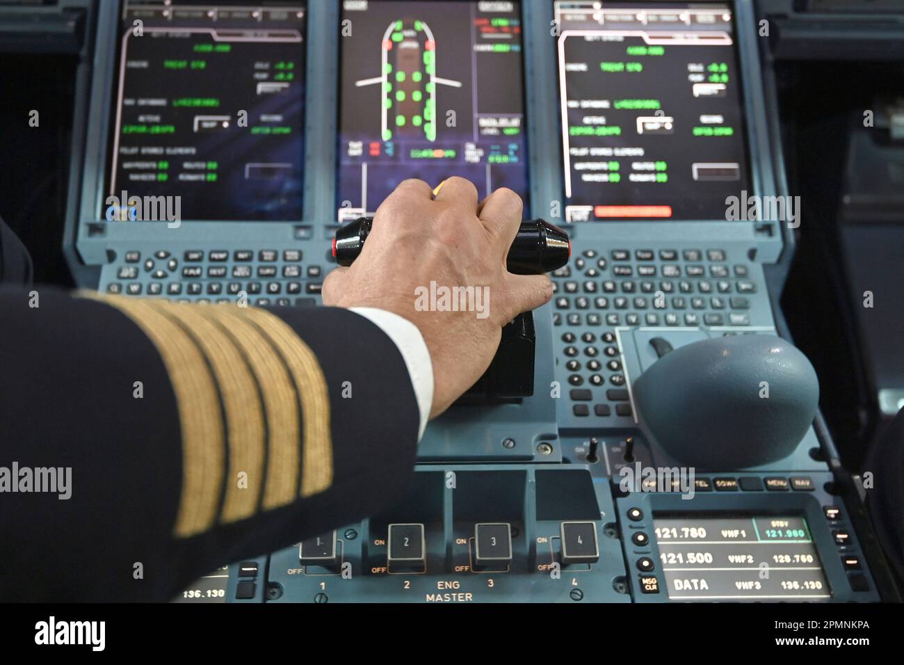 Das Oberste, Deutschland. 12. April 2023. Cockpit, Hand des Piloten auf ...