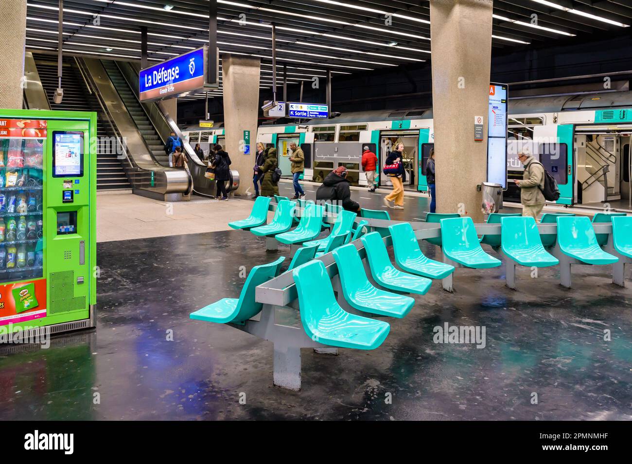 An der U-Bahn-Station La Defense steigen die Passagiere auf der Linie A ...