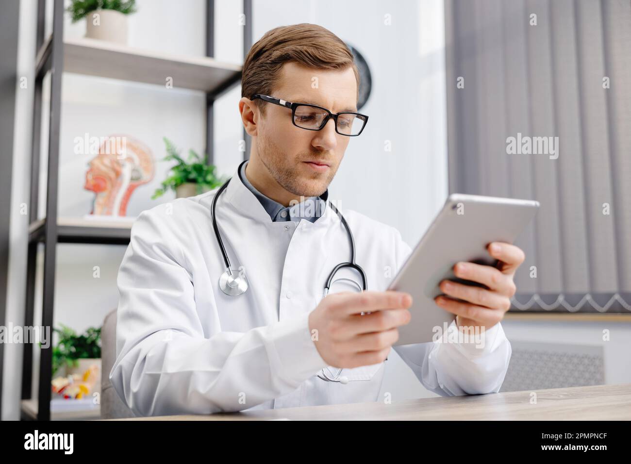 Männlicher weißer Arzt in weißer medizinischer Uniform Füllen ...