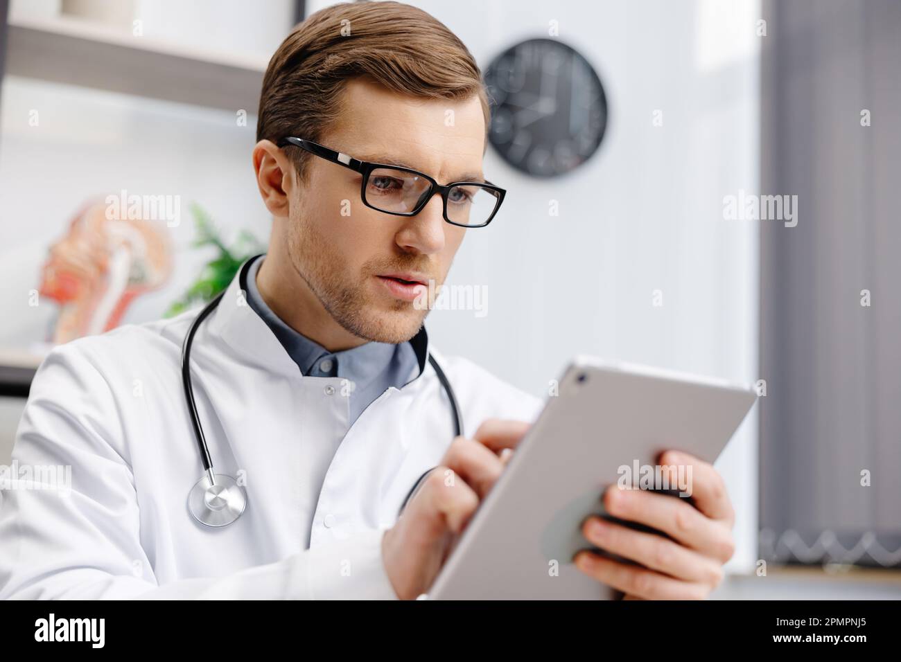 Männlicher weißer Arzt in weißer medizinischer Uniform Füllen ...