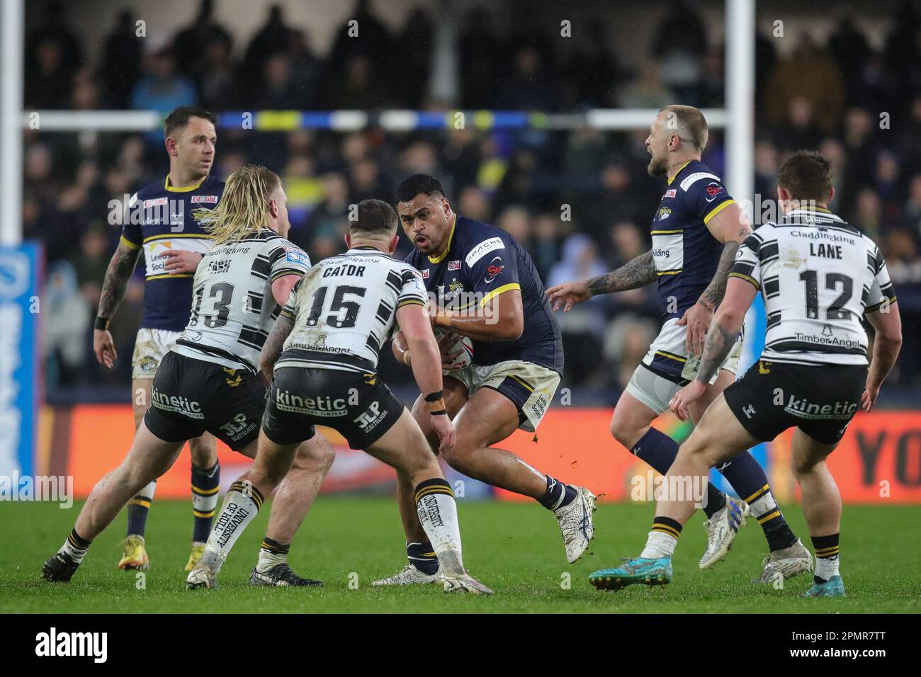 Sam Lisone #15 von Leeds Rhinos wird von Joe Cator #15 von Hull FC und ...