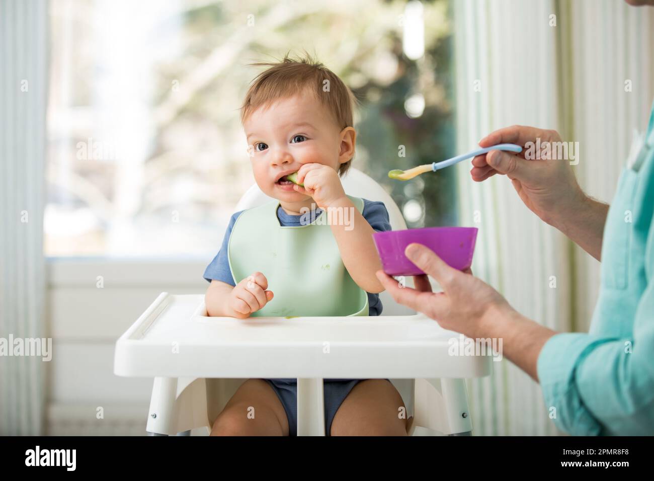 Kind im hochstuhl -Fotos und -Bildmaterial in hoher Auflösung – Alamy