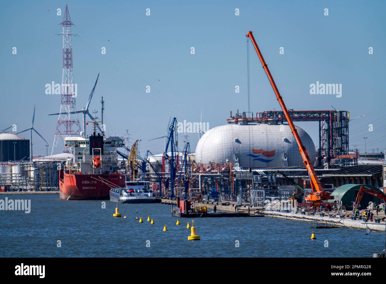 Der Antwerpener Hafen an der Schelde gilt als zweitgrößter Seehafen in ...