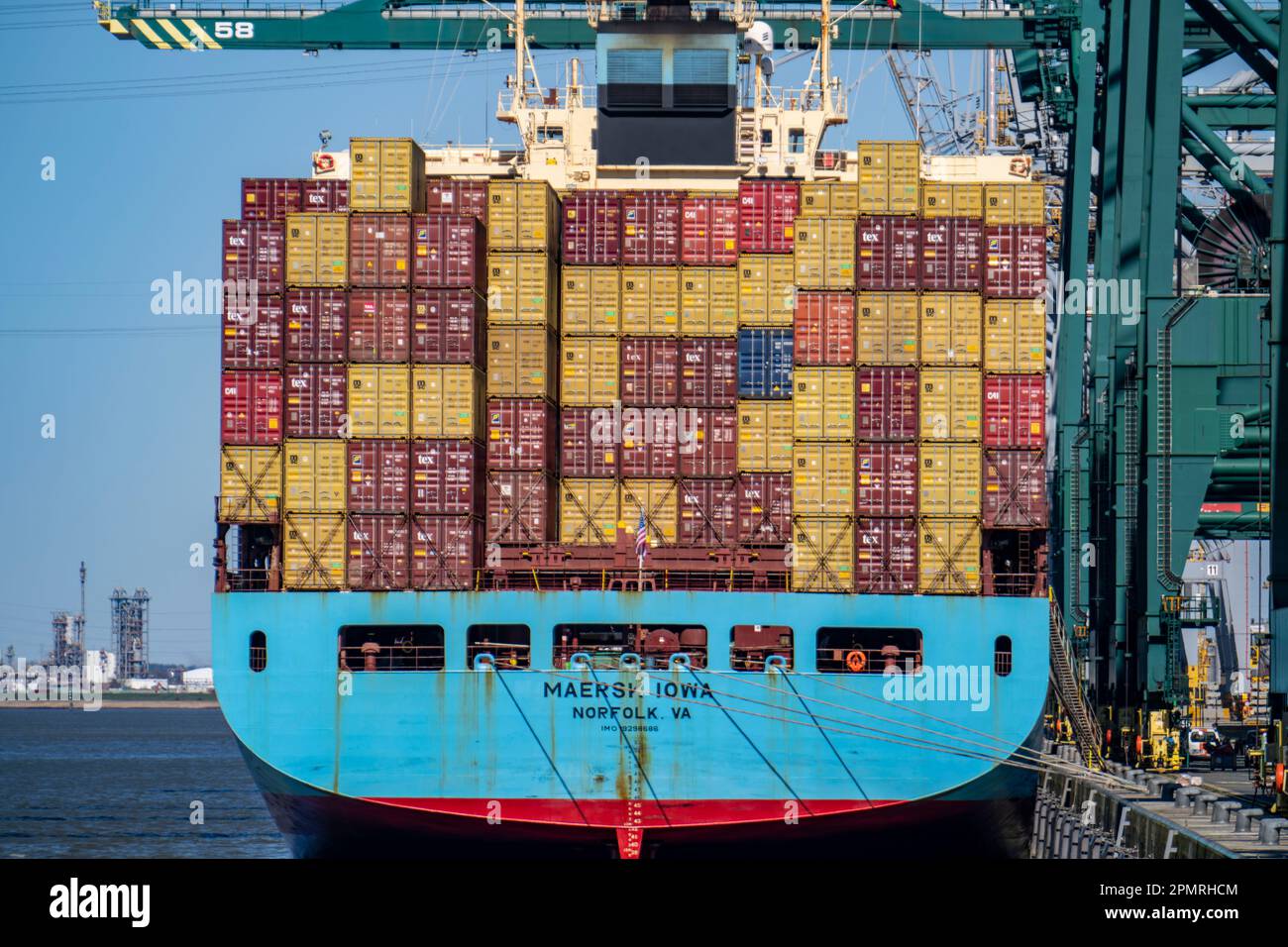 Der Hafen von Antwerpen an der Schelde gilt als zweitgrößter Seehafen ...