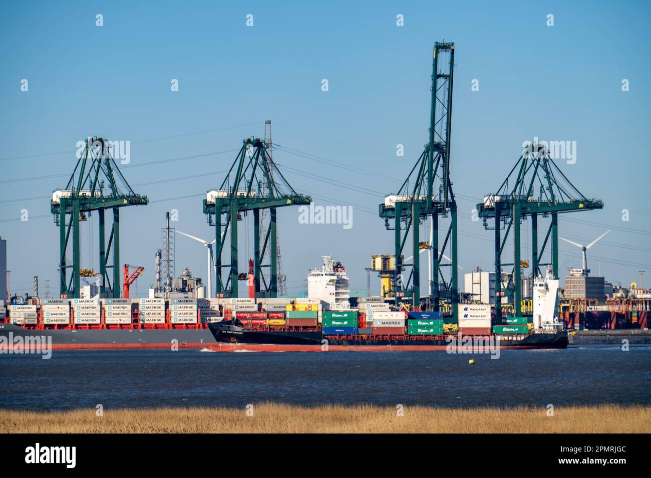Der Antwerpener Hafen an der Schelde gilt als zweitgrößter Seehafen in ...