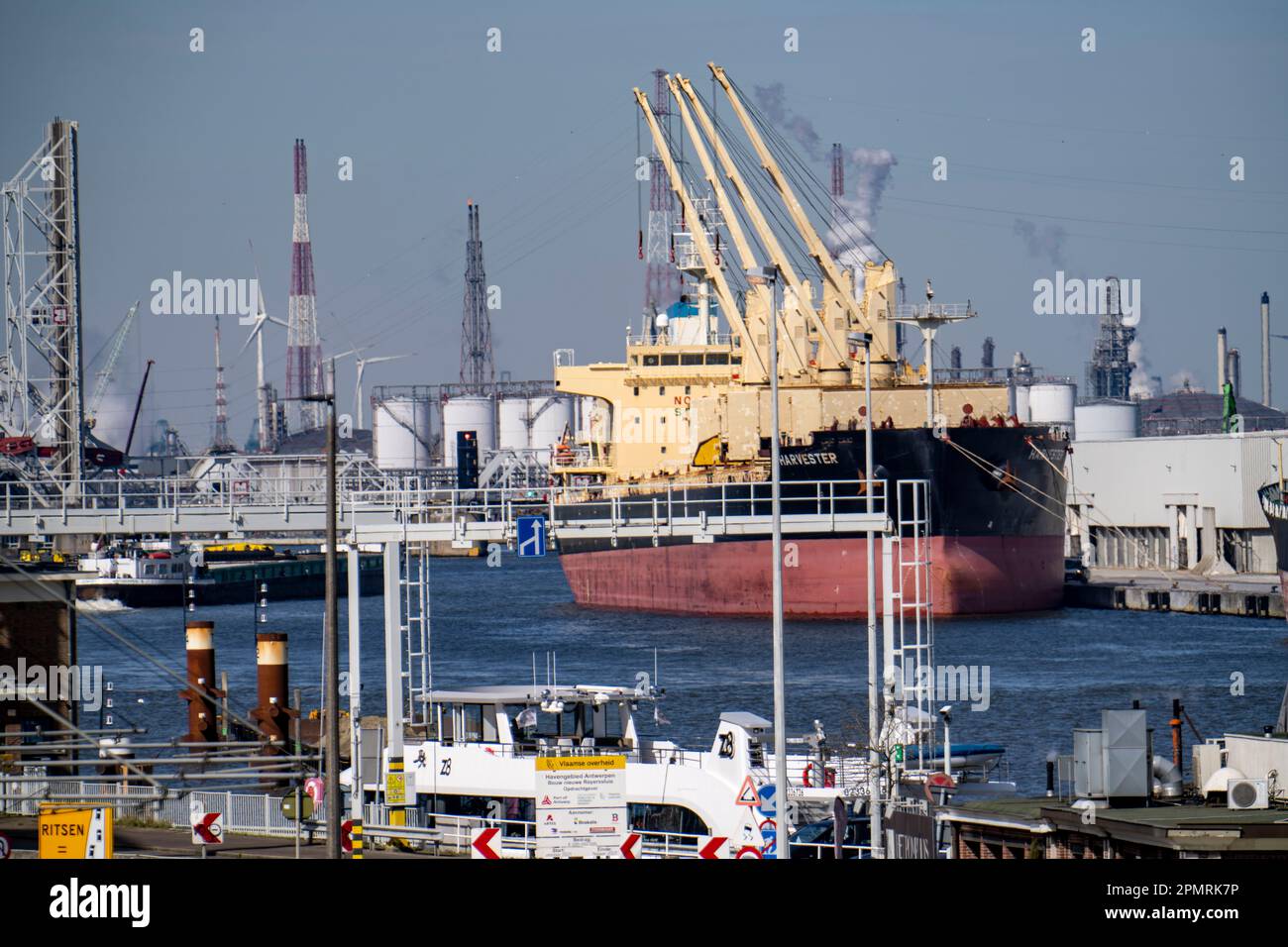 Der Hafen von Antwerpen an der Schelde gilt als zweitgrößter Seehafen ...