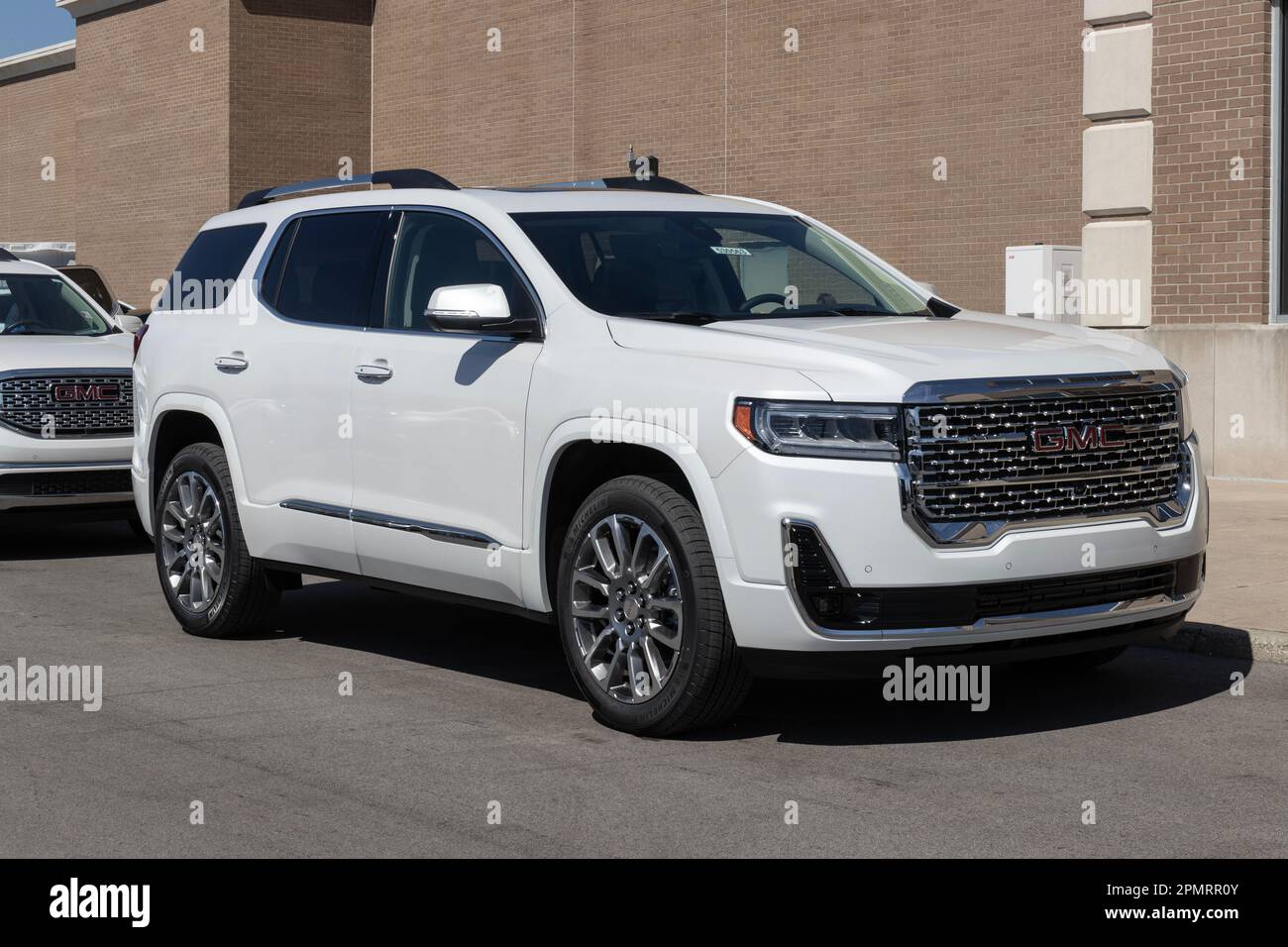 Carmel - ca. April 2023: GMC Acadia SUV-Ausstellung in einem ...