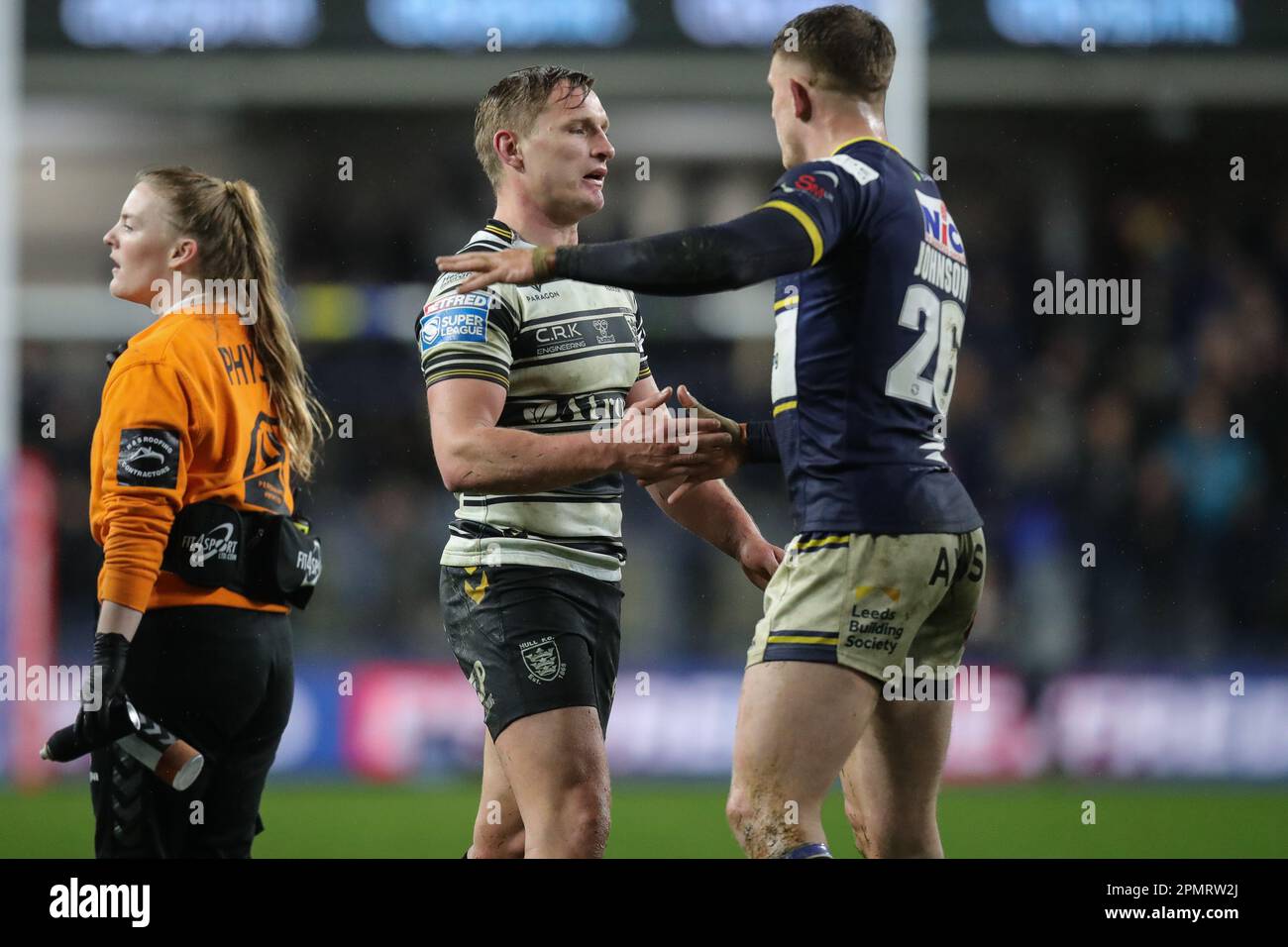 Brad Dwyer #33 von Hull FC schüttelt mit Corey Johnson #26 von Leeds ...