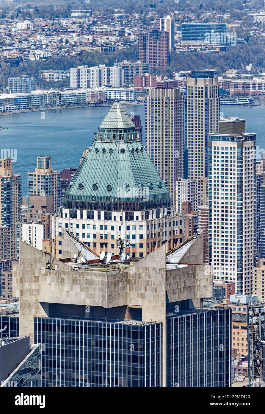 Blick von oben: Eine kupferummantelte achteckige Pyramide mit dem ...