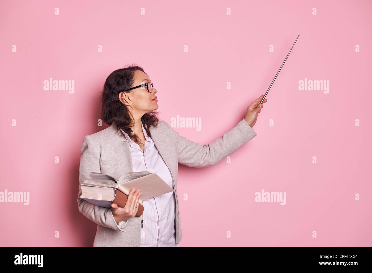 Selbstbewusste schwangere Frau, Professor, Lehrerin in stilvollen ...
