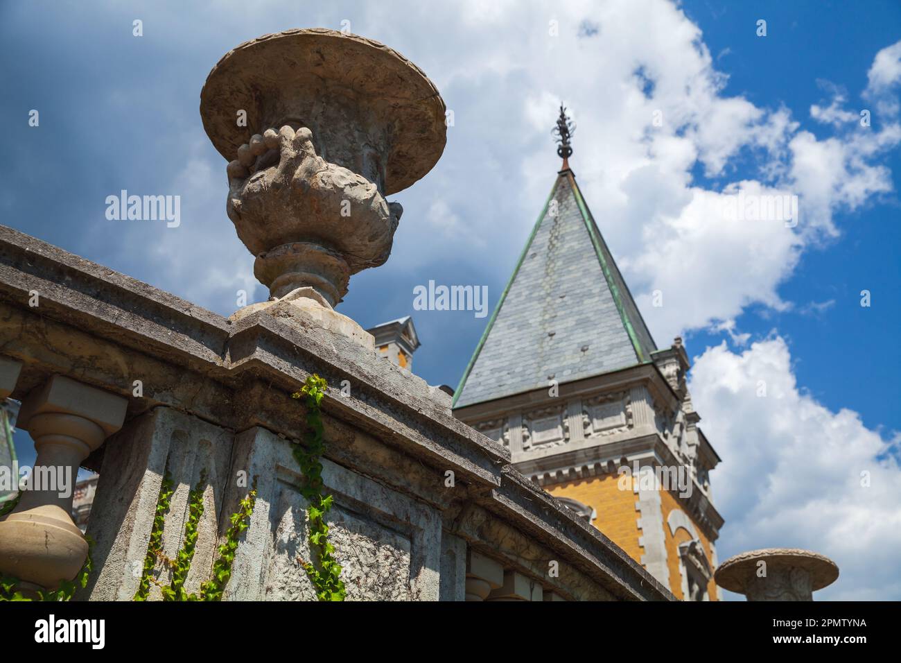 Dekorative Steinvase im Palast Massandra. Es ist eine Schloss-Villa von ...