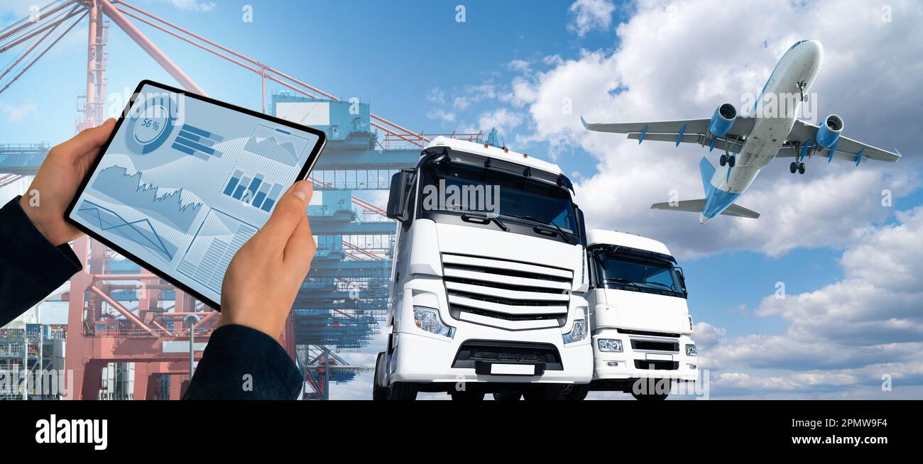 Hände mit einem digitalen Tablet auf dem Hintergrund eines Schiffs, das ...