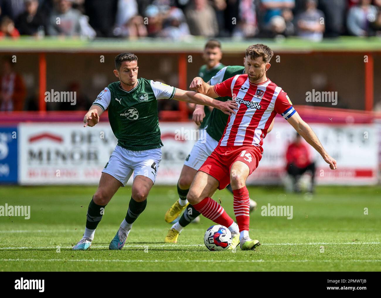 Jordan Houghton #4 von Plymouth Argyle kämpft um den Ball während des ...