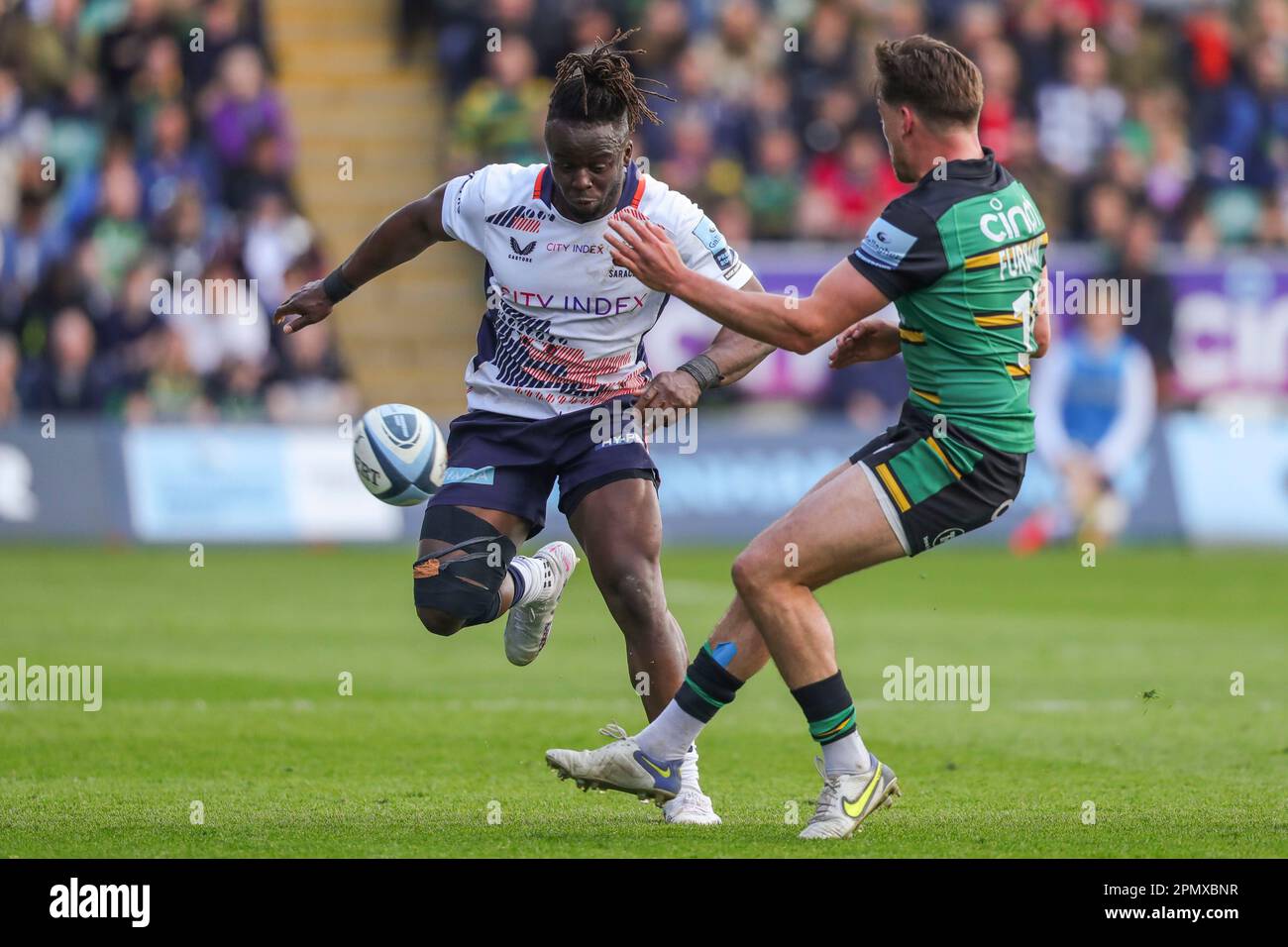 Saracens' Rotimi Segun und Northamptons George Furbank kämpfen beim ...