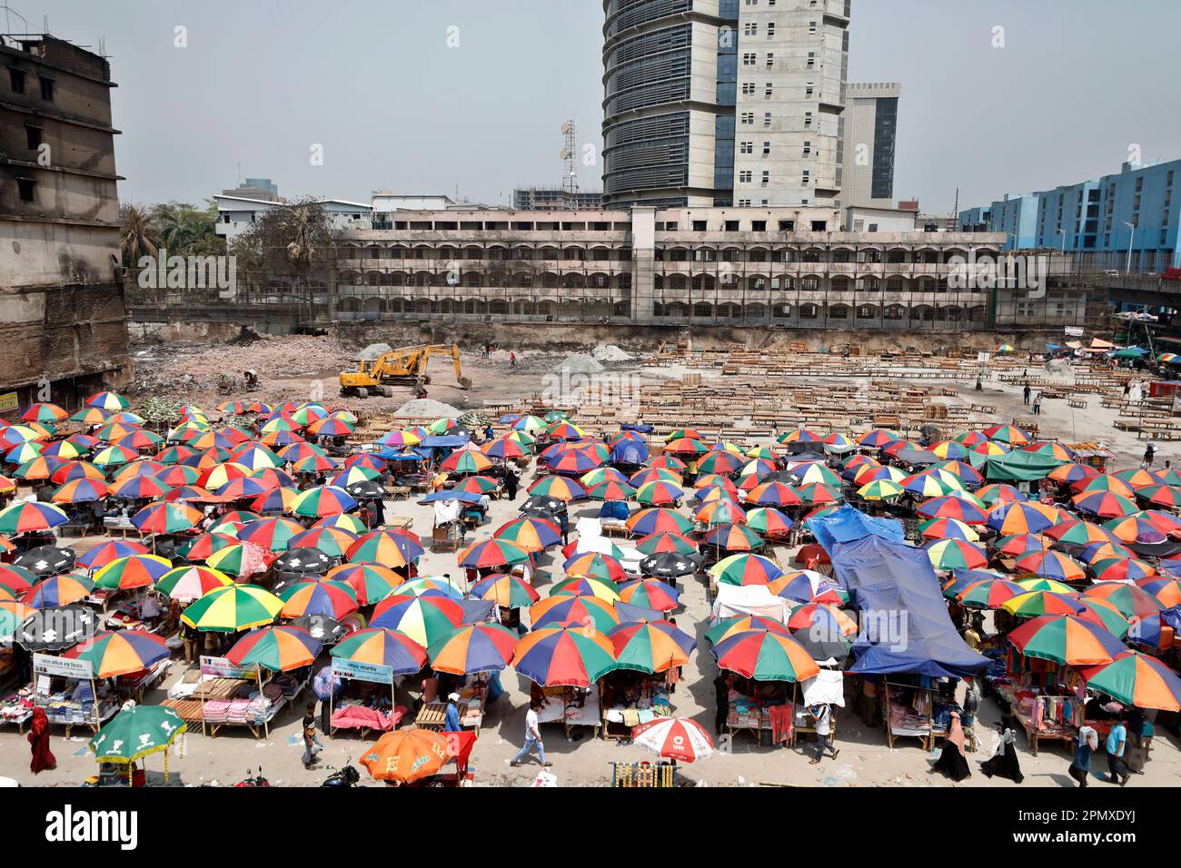Dhaka, Bangladesch - 15. März 2023: Geschäftsleute, die vom Feuer auf dem Banga-Basar in Dhaka ...