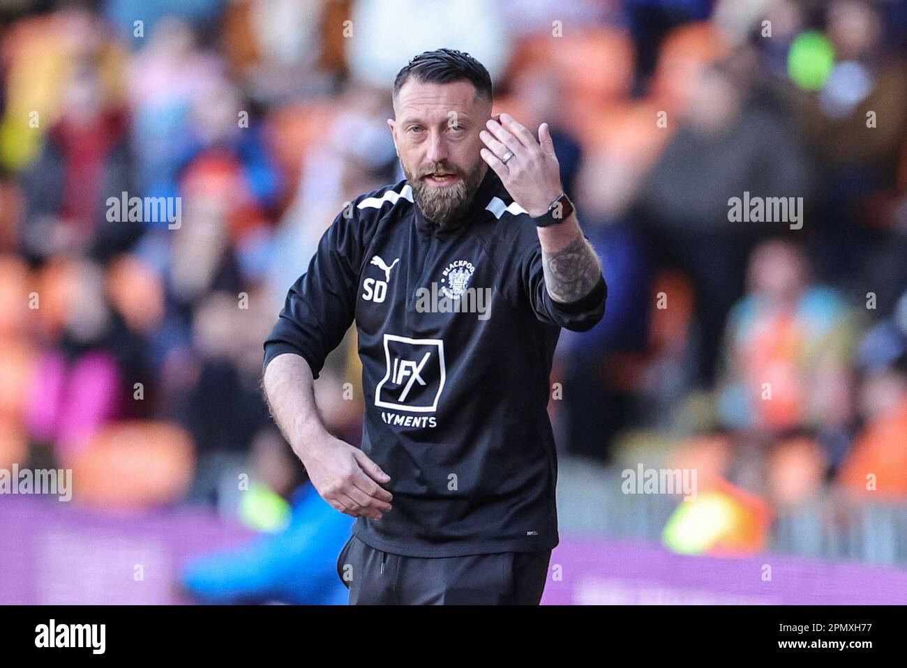Stephen Dobbie Interim Head Coach von Blackpool gibt seinem Team ...