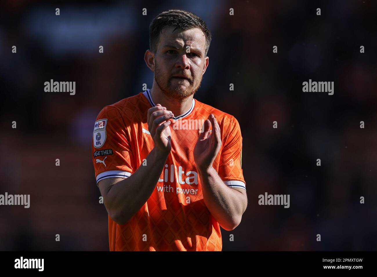 Jordan Thorniley #34 von Blackpool applaudiert den Fans beim Sky Bet ...