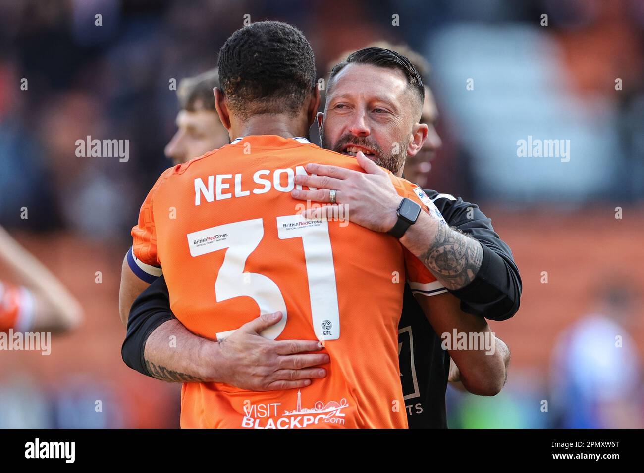 Stephen Dobbie Interim Head Coach von Blackpool und Curtis Nelson #31 ...