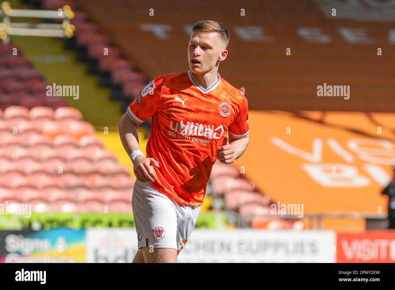 Andy Lyons #24 von Blackpool während des Sky Bet Championship Spiels ...