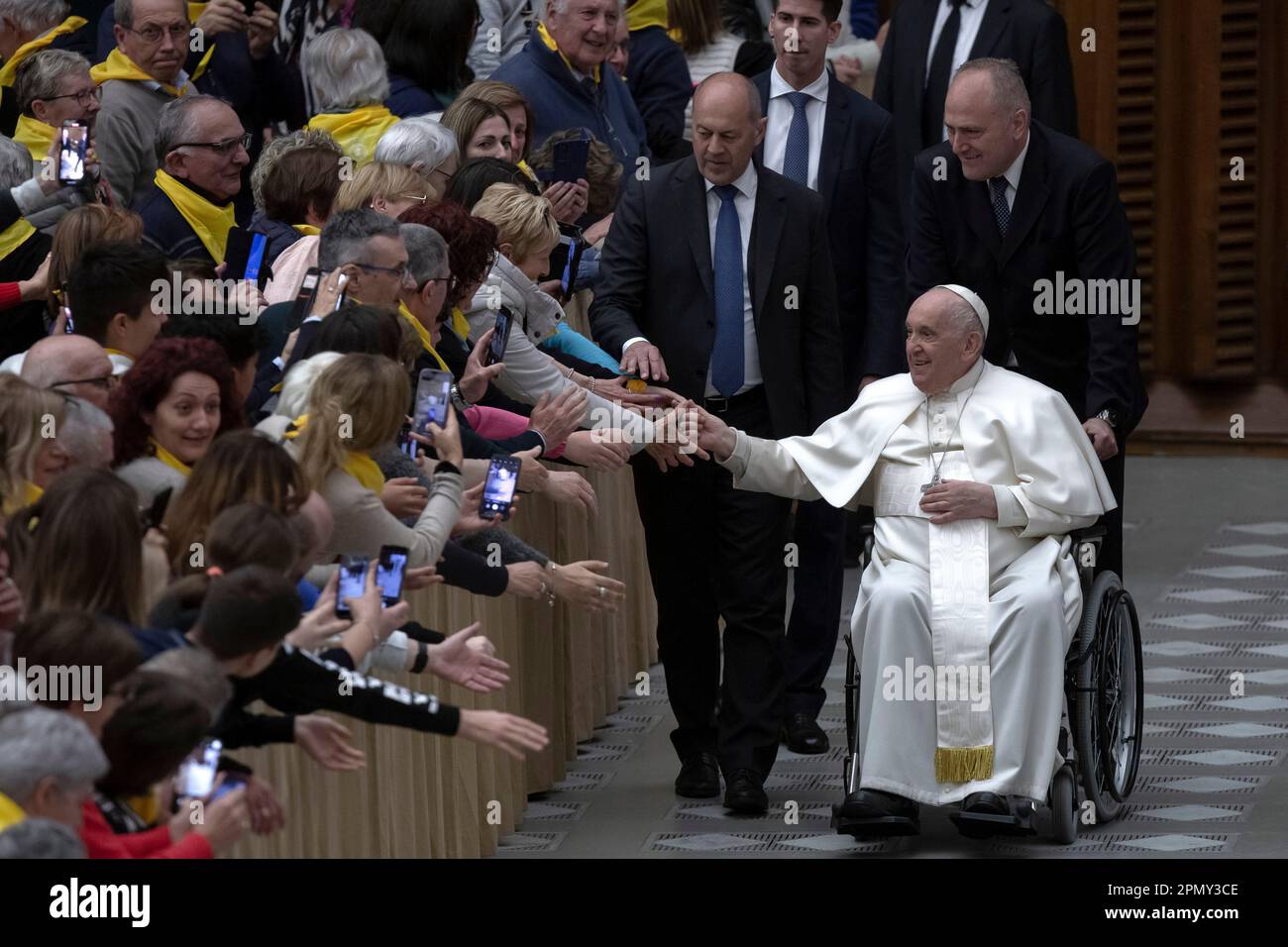 Vatikanstadt, Vatikan, 15. april 2023. Papst Franziskus trifft Pilger ...