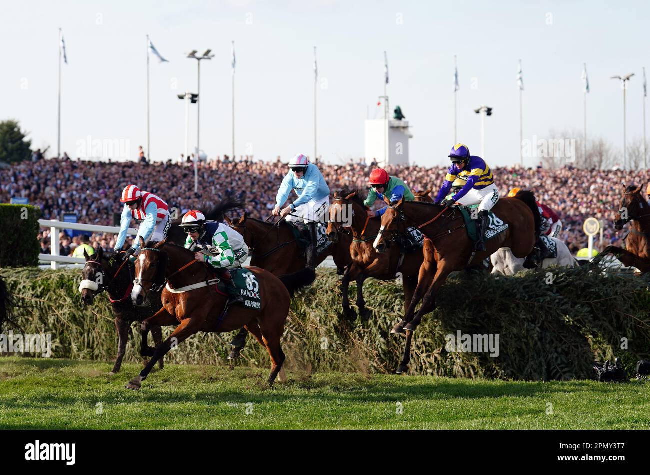 Corach Rambler fuhr von Jockey Derek Fox (rechts) auf dem Weg zum ...