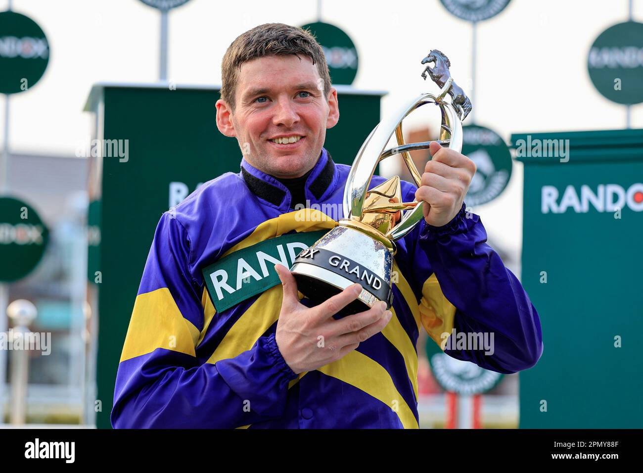 Derek Fox der von Grand National gewann Jockey mit der Renntrophäe beim Randox Grand National ...