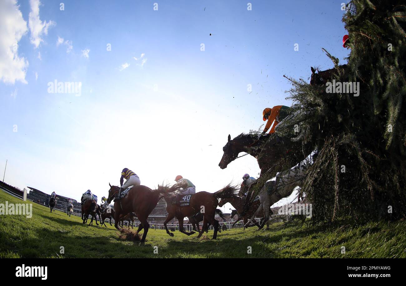 Corach Rambler fuhr von Jockey Derek Fox auf dem Weg, die Randox Grand ...