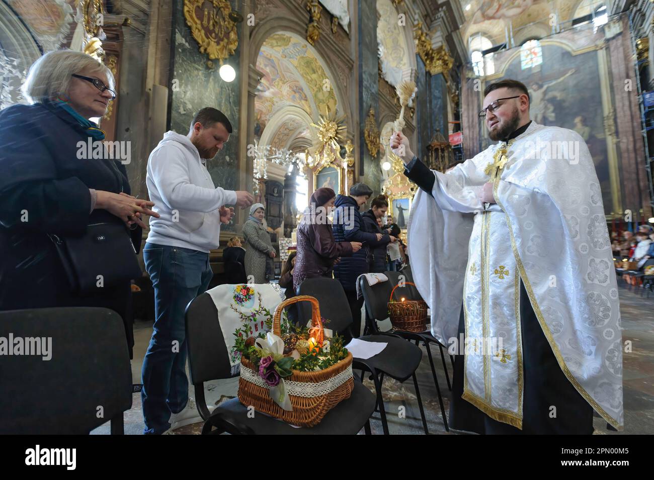 Lemberg, Ukraine. 15. April 2023. Ein ukrainischer Priester segnet ...