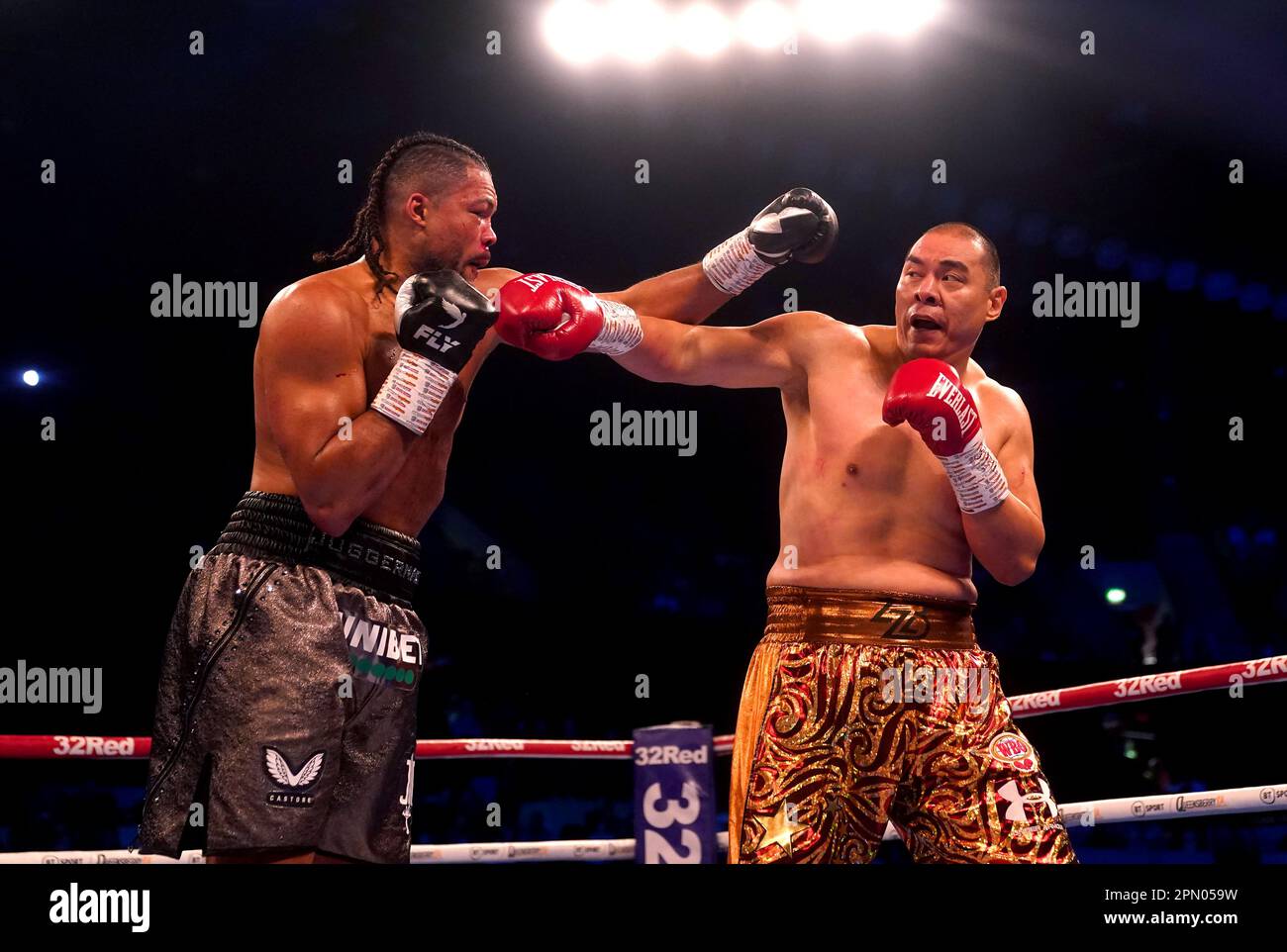 Joe Joyce (links) in Aktion gegen Zhilei Zhang während des WBO Interim ...