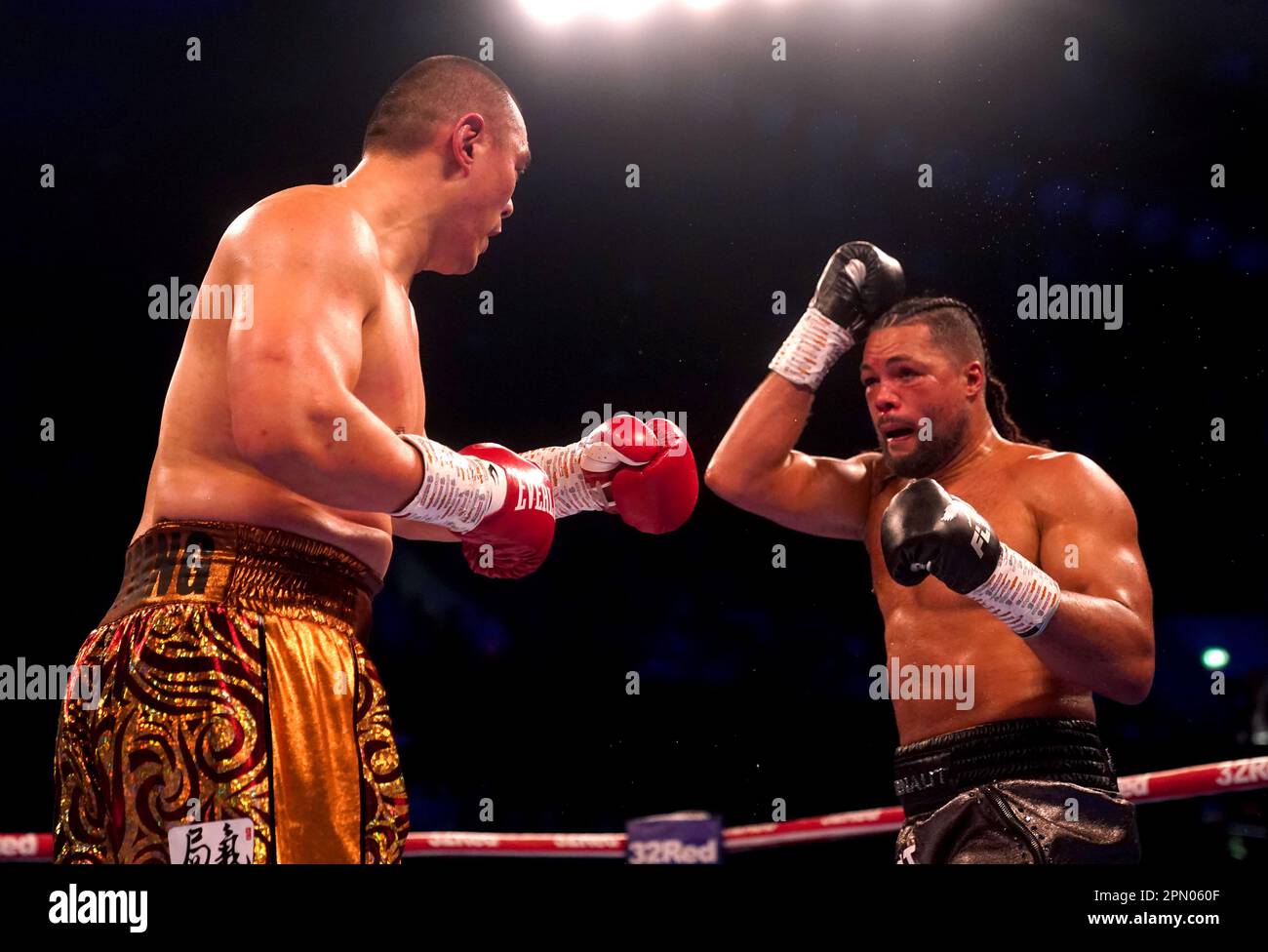 Joe Joyce (rechts) in Aktion gegen Zhilei Zhang während des WBO Interim ...