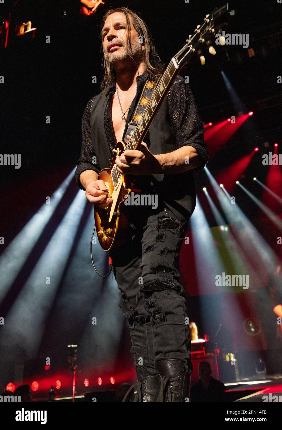 MIAMI, Florida - 15. APRIL: Sergio Vallin von MANA tritt während DER ...