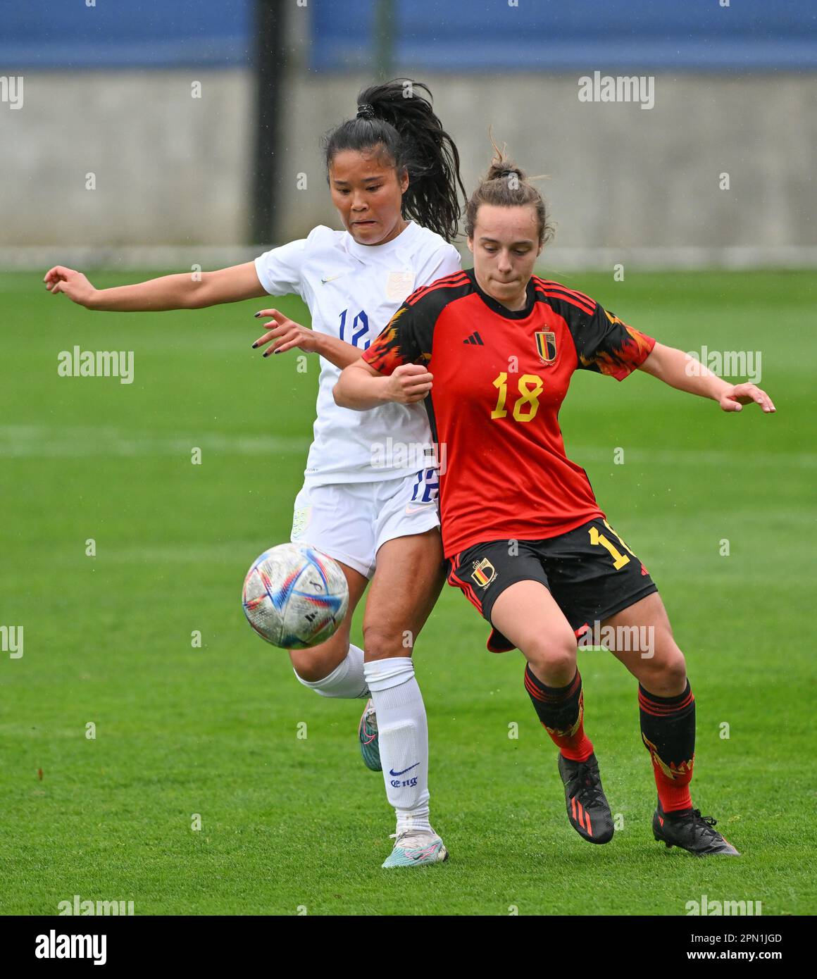 Asmita Ale (12) aus England und Jasmien Mathys (18) aus Belgien, die am ...