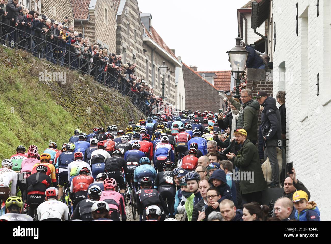 ELSLOO - Klettern auf den Maasberg in Elsloo während des 57. Amstel ...