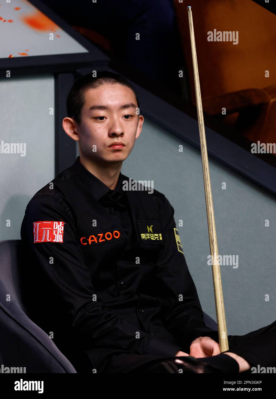 Wu Yize am zweiten Tag der Cazoo Snooker-Weltmeisterschaft im Crucible ...