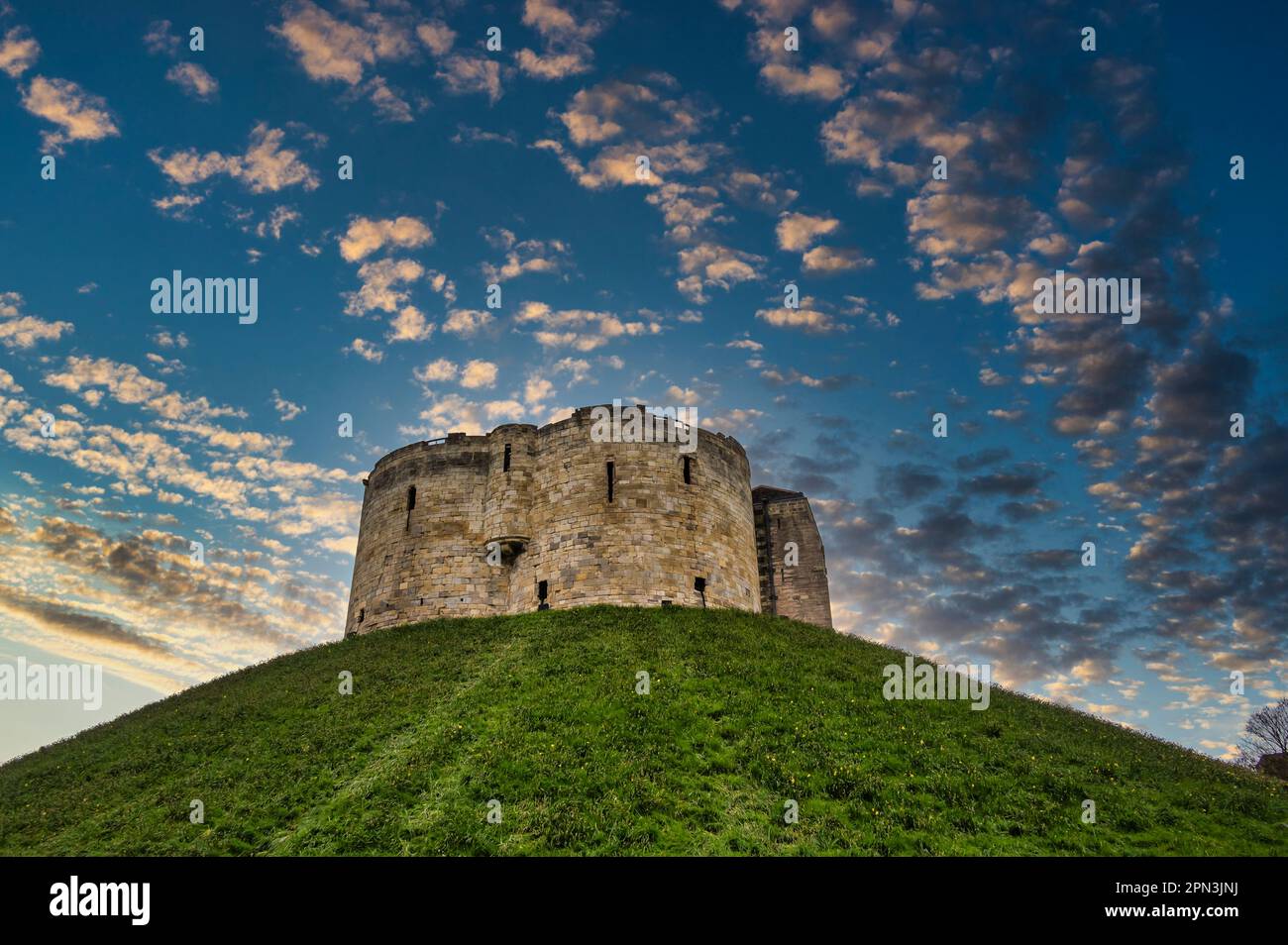 Der historische tausend Jahre alte Clifford Tower neben dem Ufer des ...