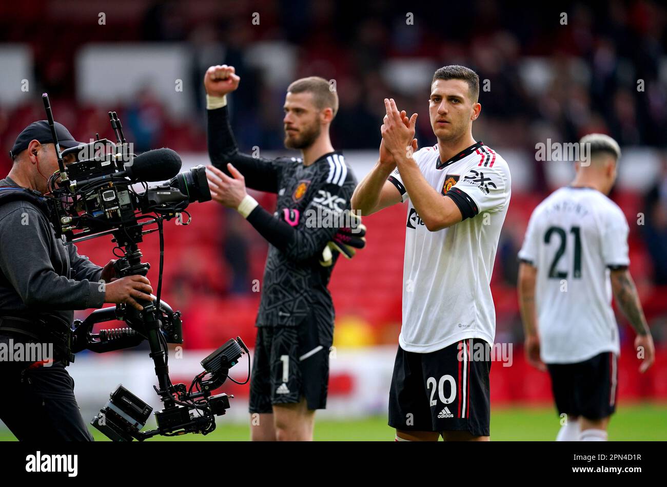 Diogo Dalot von Manchester United begrüßt die Fans am Ende des Premier ...