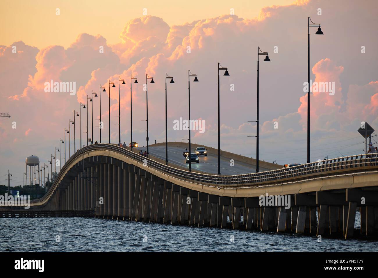 Barron Collier Bridge und Gilchrist Bridge in Florida mit bewegtem ...