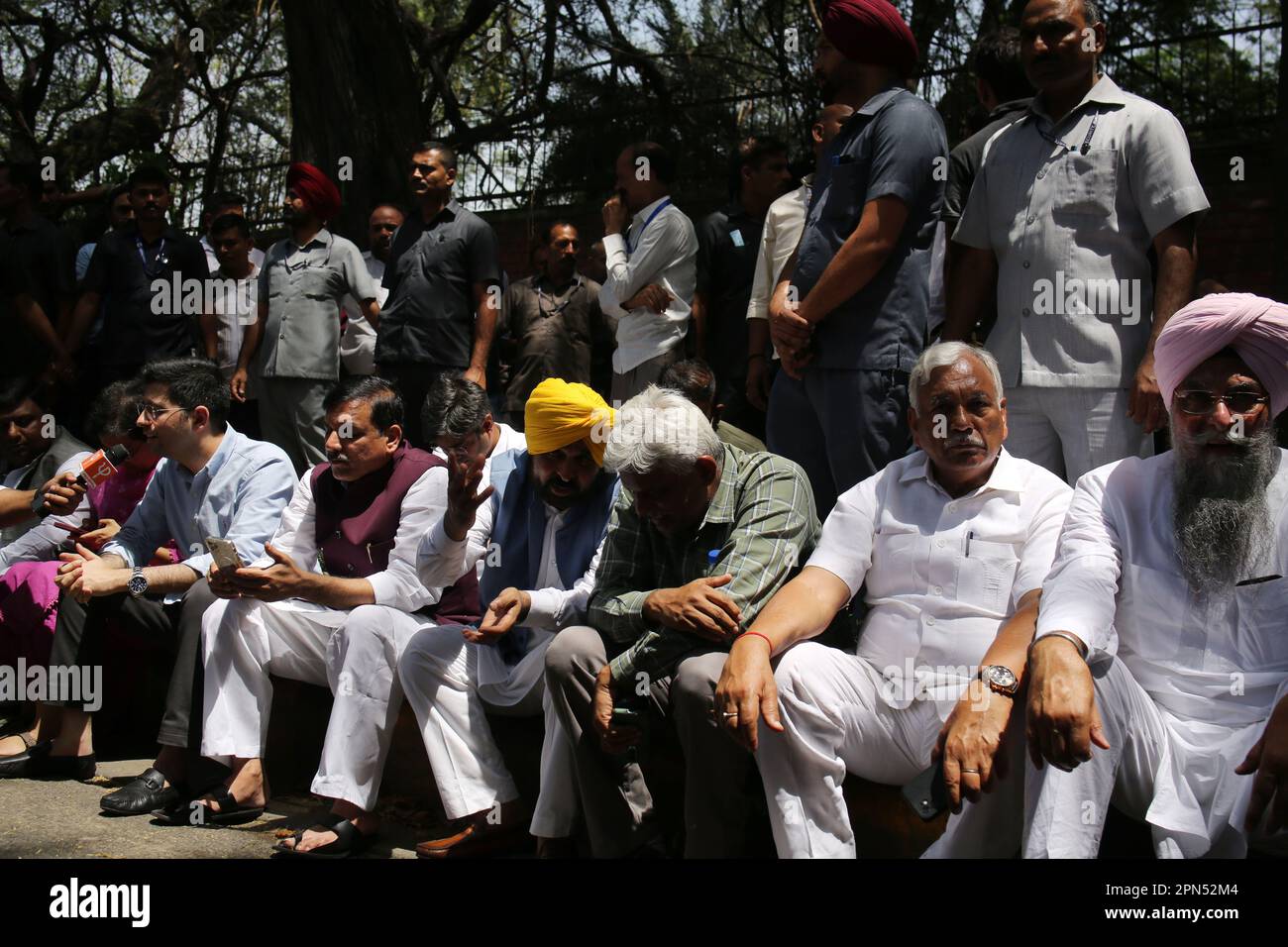 NEU-DELHI, INDIEN - APRIL 16: Punjab CM Bhagwant Mann, AAP MP Sanjay Singh, Raghav Chadha und ...
