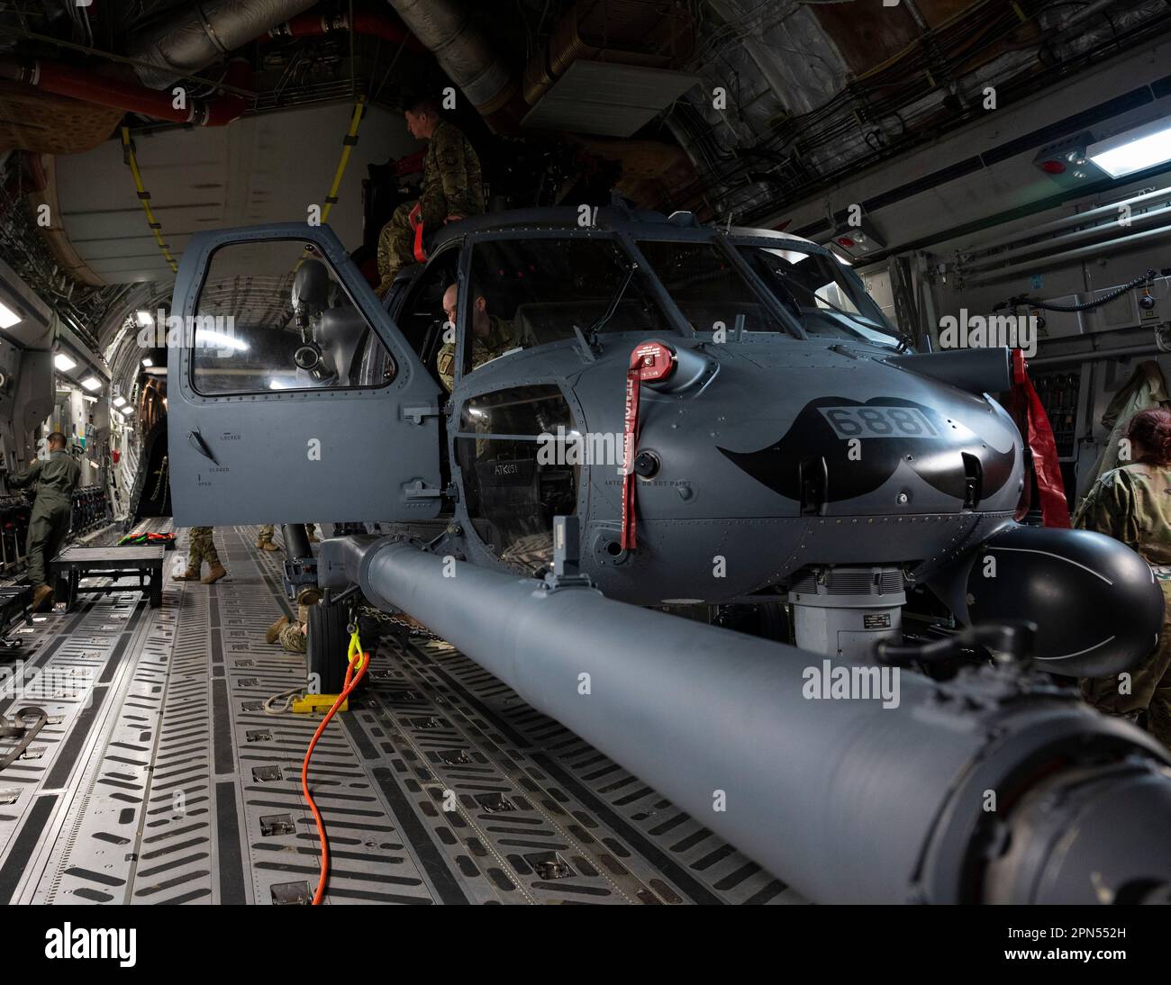 USA Air Force Airmen helfen beim Abladen eines HH-60G Pave Hawk, der ...