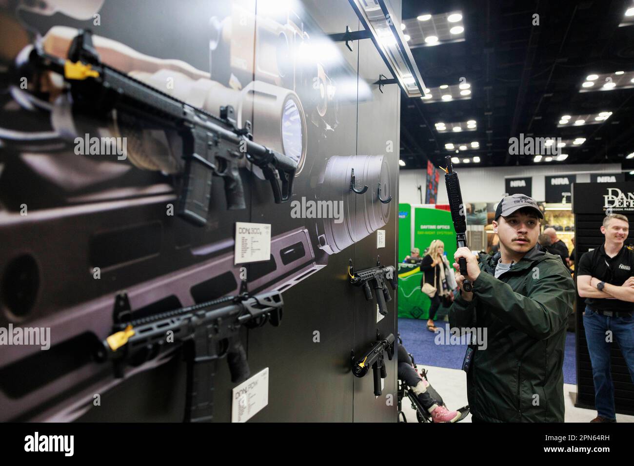 INDIANAPOLIS, INDIANA - 16. APRIL: Ein Gast schaut sich ein Gewehr am ...
