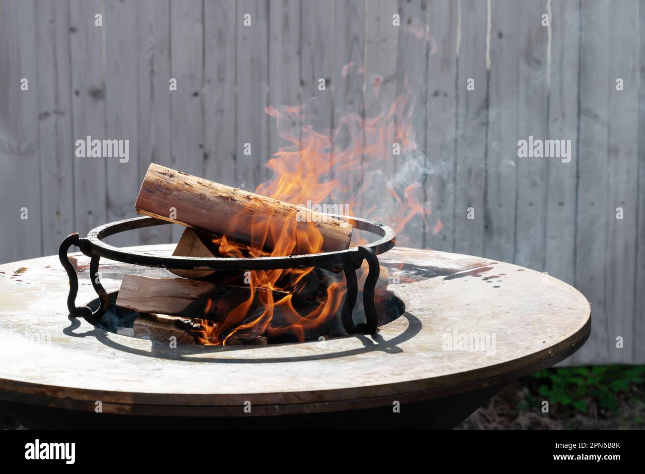 Mann grillt auf dem herd -Fotos und -Bildmaterial in hoher Auflösung ...