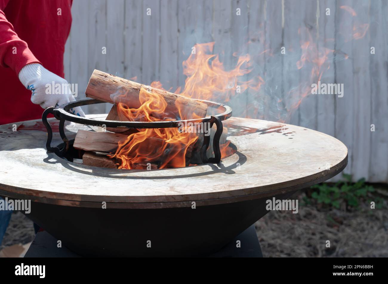Mann grillt auf dem herd -Fotos und -Bildmaterial in hoher Auflösung ...