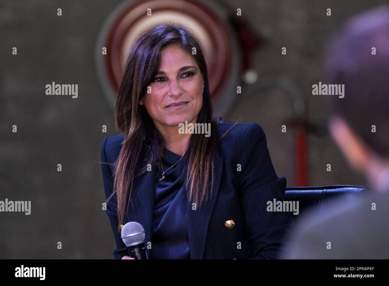 Die moderatorin journalistin maria jose solano und der schriftsteller ...