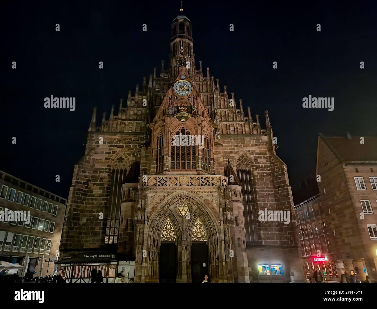 NÜRNBERG – 21. NOVEMBER 2022: Die Außenfassade der Frauenkirche bei Nacht. Am Hauptmarkt in ...