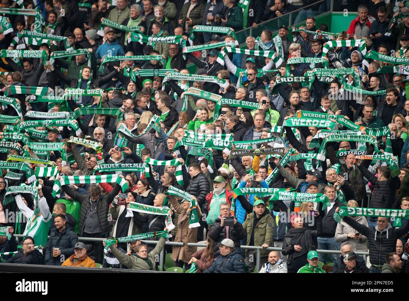 Bremen/Deutschland. 16. April 2023, Bremer Fans mit ihren Schals ... Bremen/Deutschland. 16. April 2023, Bremer Fans mit ihren Schals ...