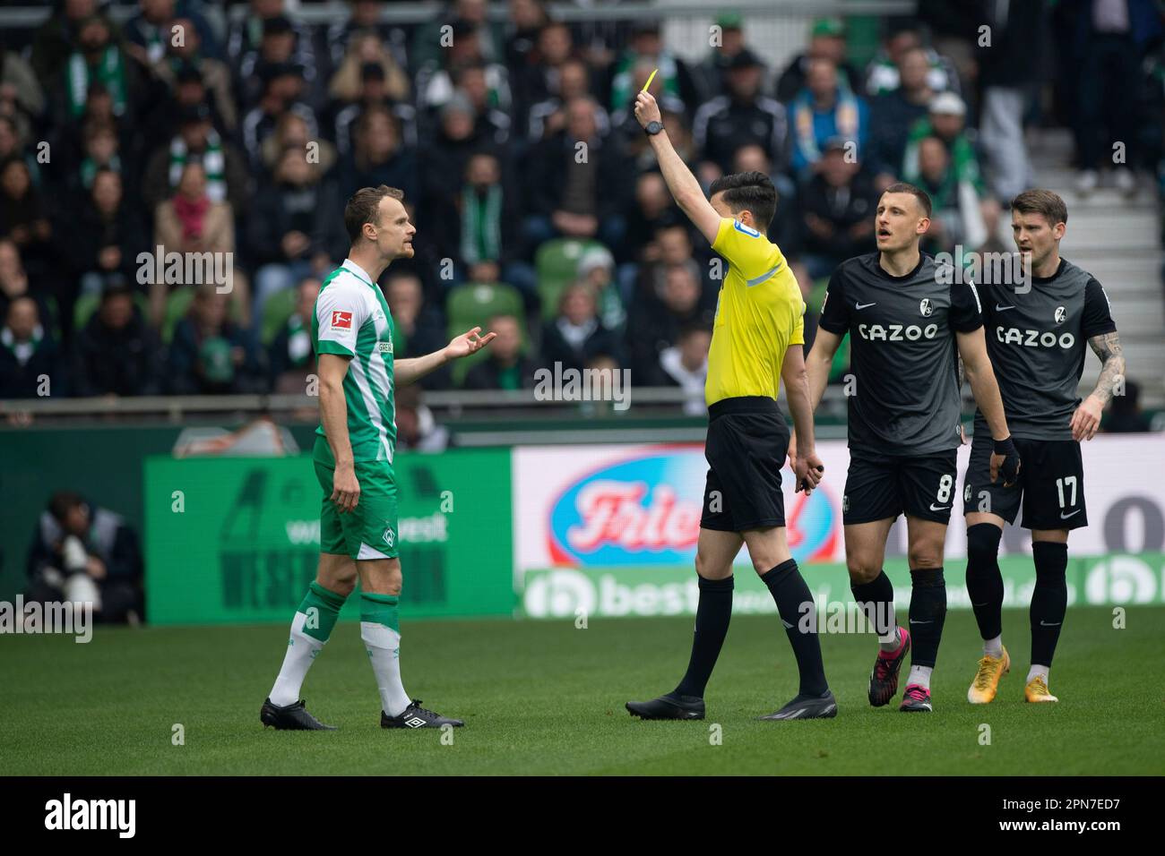 Bremen/Deutschland. 16. April 2023, Schiedsrichter Florian BADSTUEBNER, Badstubner, zeigt ...