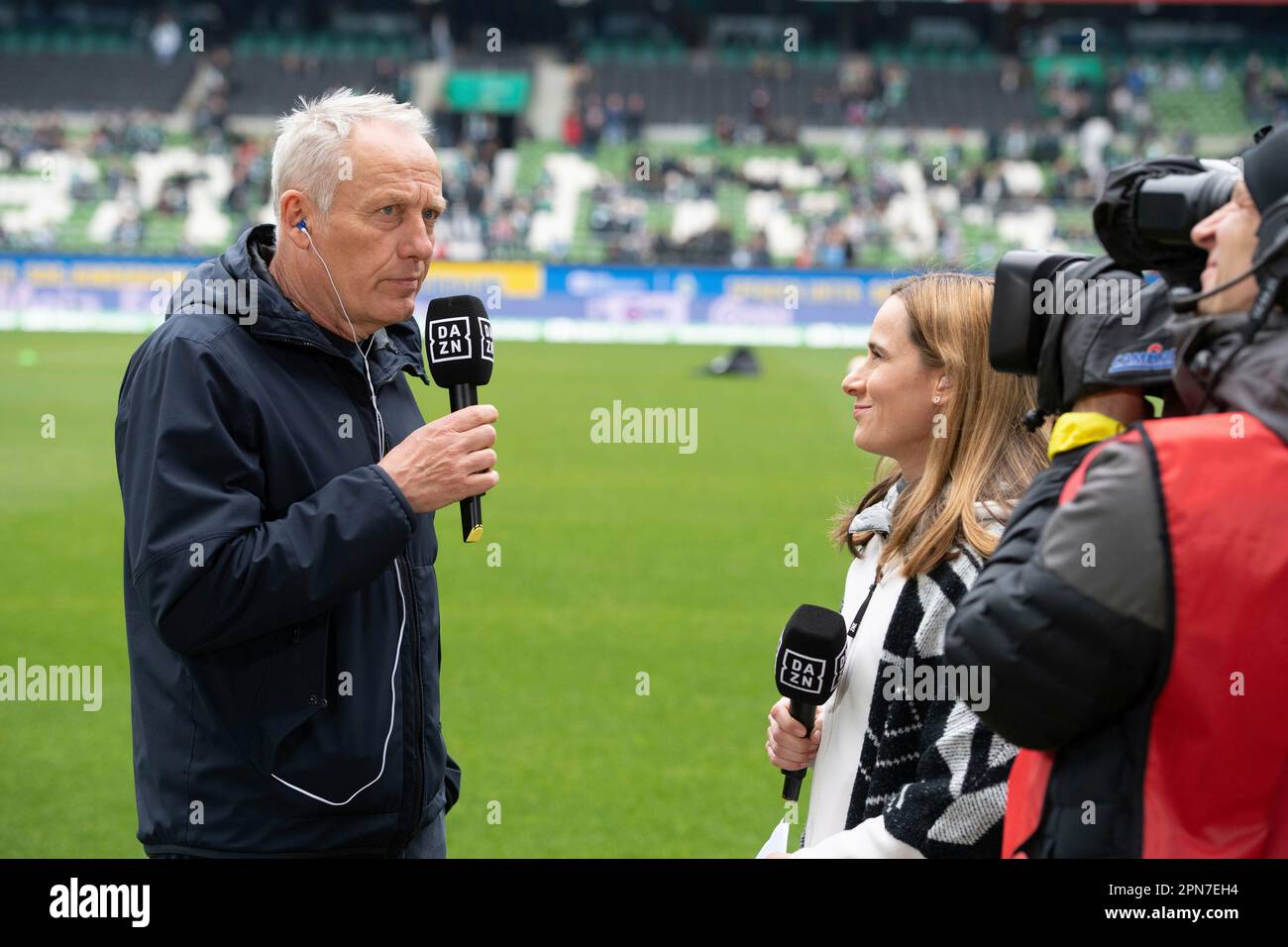 Bremen/Deutschland. 16. April 2023, Coach Christian STREICH (FR) im TV ...
