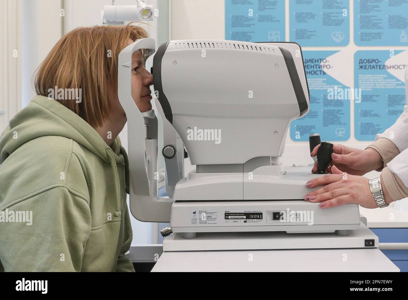 12.04.2023. Russland. Moskau. Ein Patient während eines geplanten ...