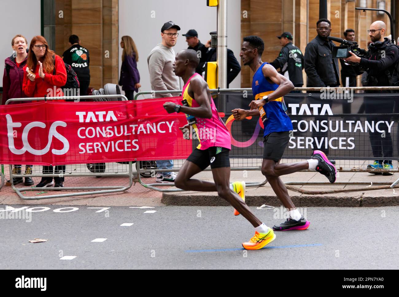 Weynay Ghebresilasie läuft für GBR im Men's Elite Race und durchquert Cabot Square während des ...